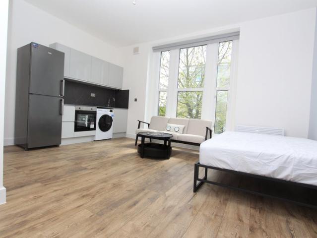 Jr 5 Studio Flat 1St Floor with Communal Garden