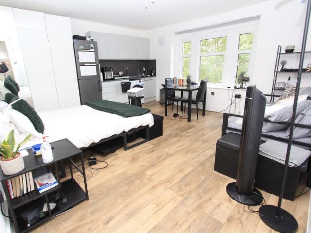 Jr 7 Studio Flat 2Nd Floor with Communal Garden
