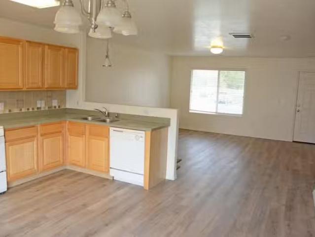 Jr 2105 1 2105 E Eagle Crest Way