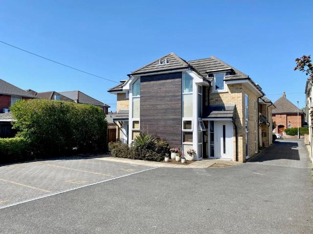 Jumpers Road, Christchurch BH23 1 bed apartment to rent £1,050 pcm £242 pw
