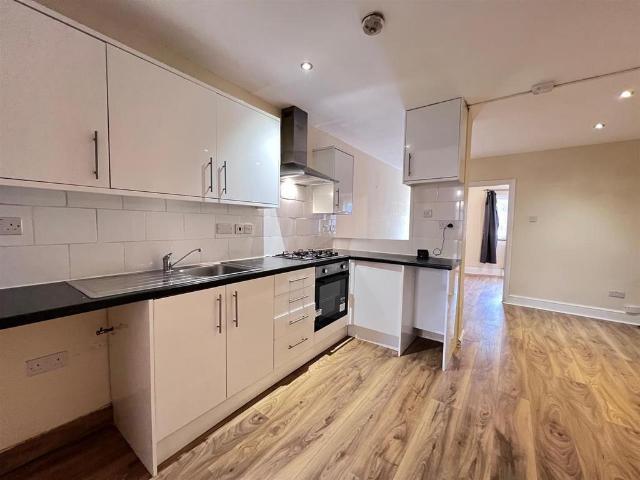 Junction Road, Ealing 3 bed apartment to rent £2,300 pcm £531 pw