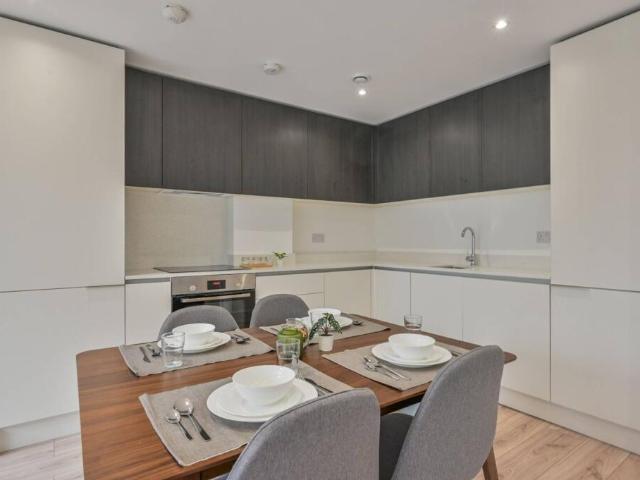 Junction Road, London N19 2 bed apartment to rent £2,700 pcm £623 pw
