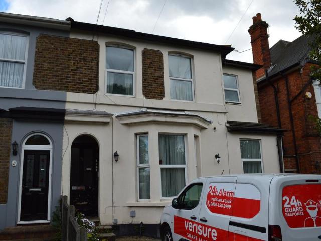 Junction Road, Romford, RM1 2 bed flat to rent £1,600 pcm £369 pw