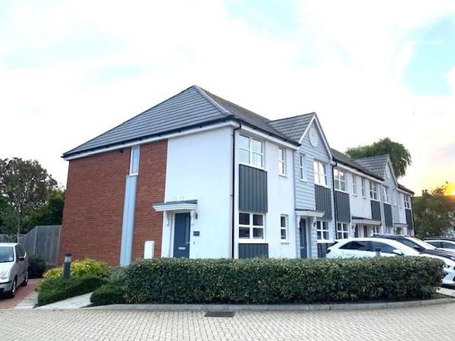 Juniper Place, Bexhill on Sea TN39 3 bed semi detached house to rent £1,550 pcm £358 pw