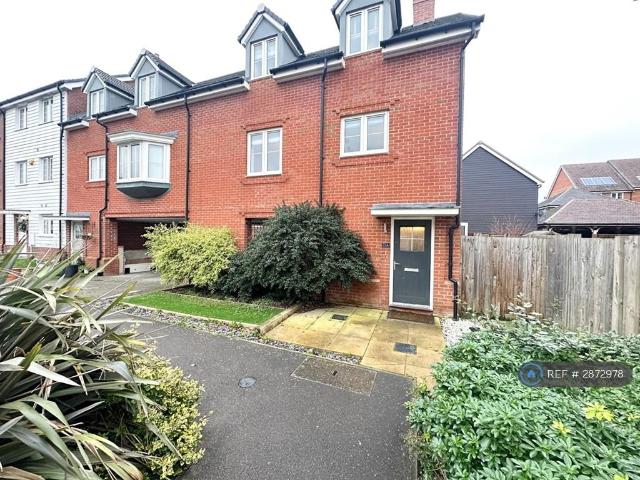 Jubilee Drive, Church Crookham. 3 bed semi detached house to rent £1,850 pcm £427 pw