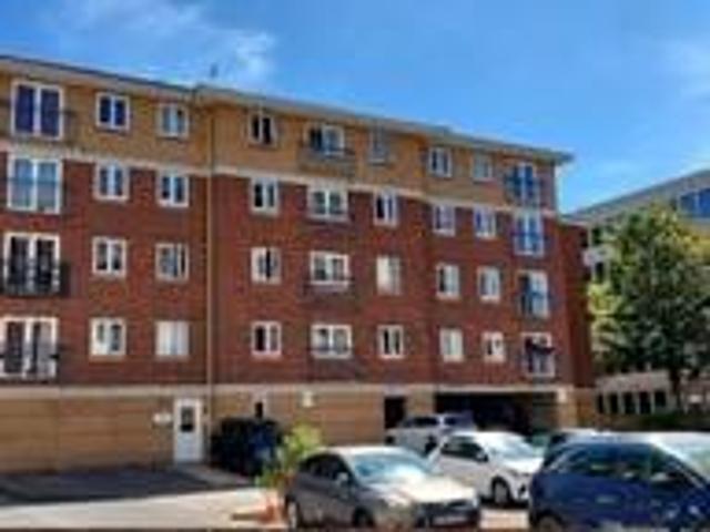 Jubilee Hall Road, Farnborough GU14 1 bed flat to rent £1,050 pcm £242 pw