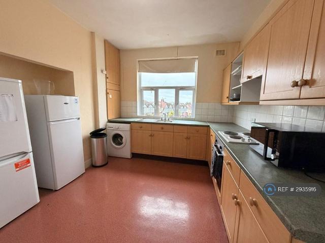 Jubilee Parade, Woodford Green, IG8 3 bed maisonette to rent £1,900 pcm £438 pw
