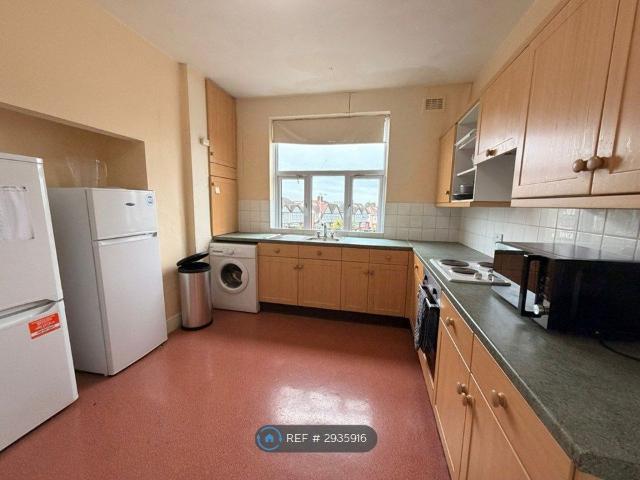 Jubilee Parade, Woodford Green IG8, 3 bed maisonette to rent, £1,900 pcm | PrimeLocation