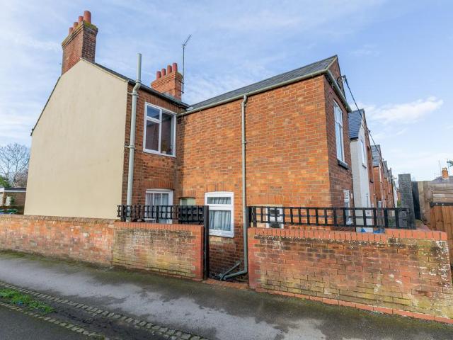 Jubilee Terrace, Stony Stratford. 1 bed flat to rent £1,000 pcm £231 pw