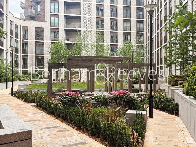 Jubilee Walk, London WC1X 2 bed apartment to rent £4,300 pcm £992 pw