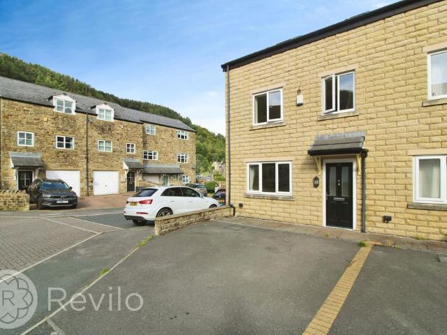 Jubilee Way, Todmorden, OL14 3 bed townhouse to rent £1,195 pcm £276 pw