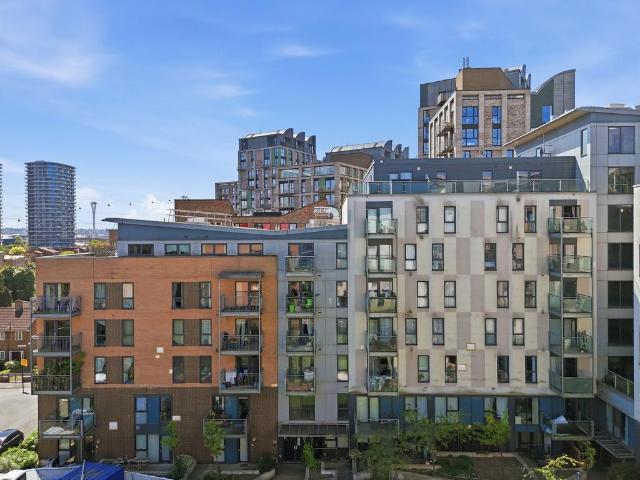 Jude Street, London, E16 2 bed flat to rent £2,250 pcm £519 pw