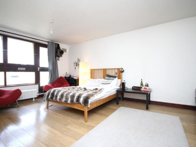 Julian Court, Camden Road, Camden. 3 bed flat to rent £3,250 pcm £750 pw