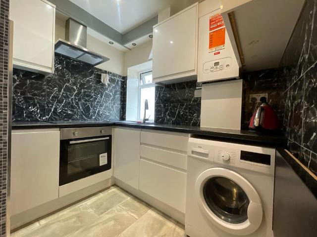 Julian Avenue, London W3 2 bed flat to rent £1,850 pcm £427 pw