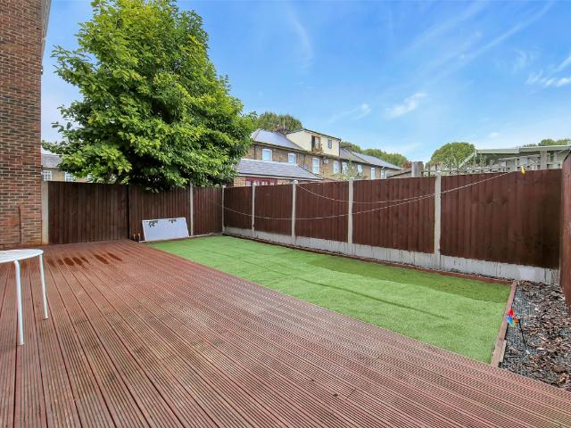 Julian Place, Isle Of Dogs, London E14, 4 bed flat to rent, £3,380 pcm | PrimeLocation