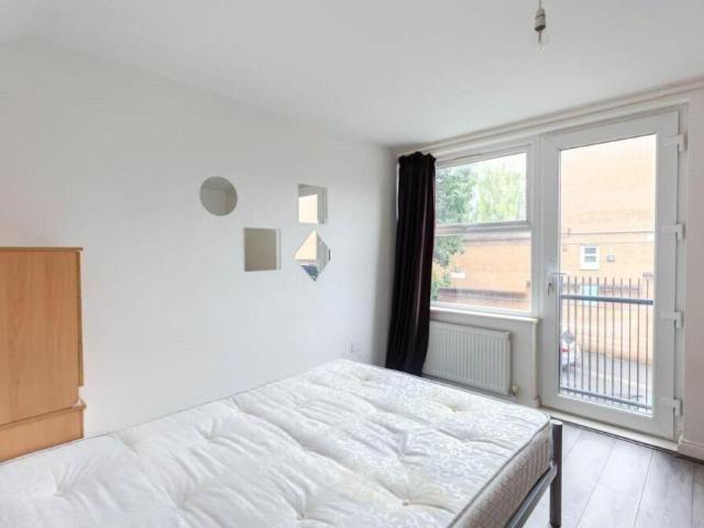 Jupiter Way, London 4 bed terraced house to rent £4,250 pcm £981 pw