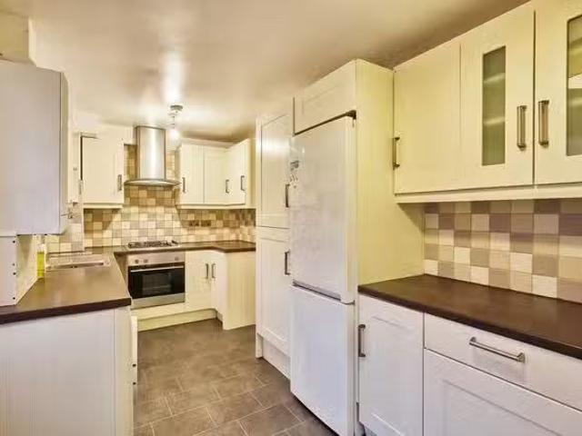 Cozy End terrace house to rent in Newhaven Lane, London E16