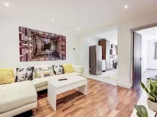 Unique Flat to rent in Harwood Road, Fulham, London SW6