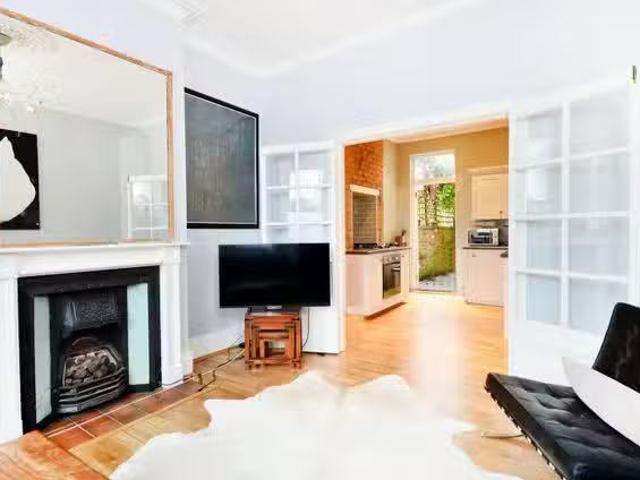 Charming Flat to rent in Mill Hill Road, Acton, London W3