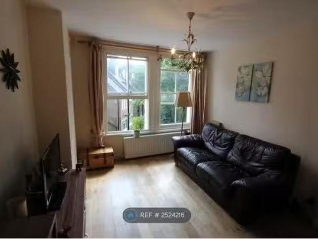 Cheap Flat to rent in Sinclair Gardens, London W14