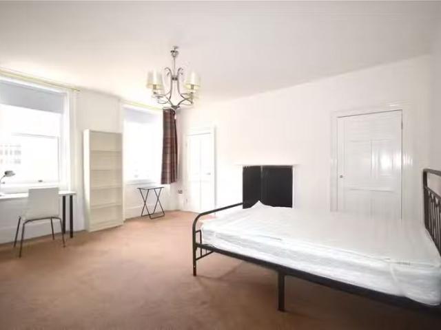Just in! Property to rent, High Street, Rochester, ME1 £700 pcm