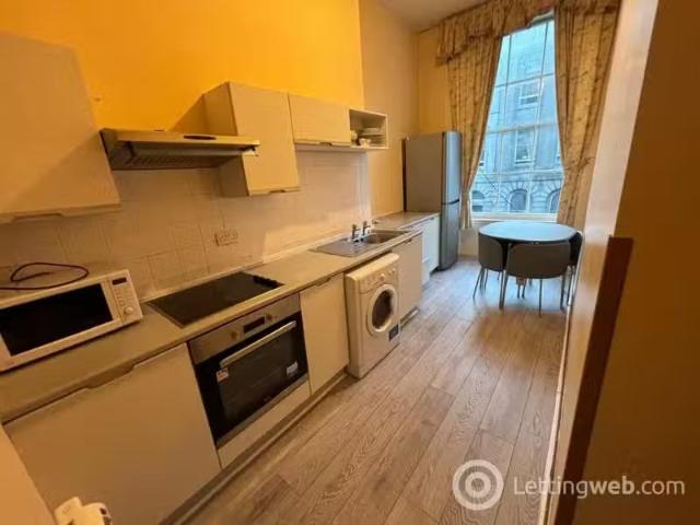 Nice Property to rent in King Street, First Floor Right, Aberd.
