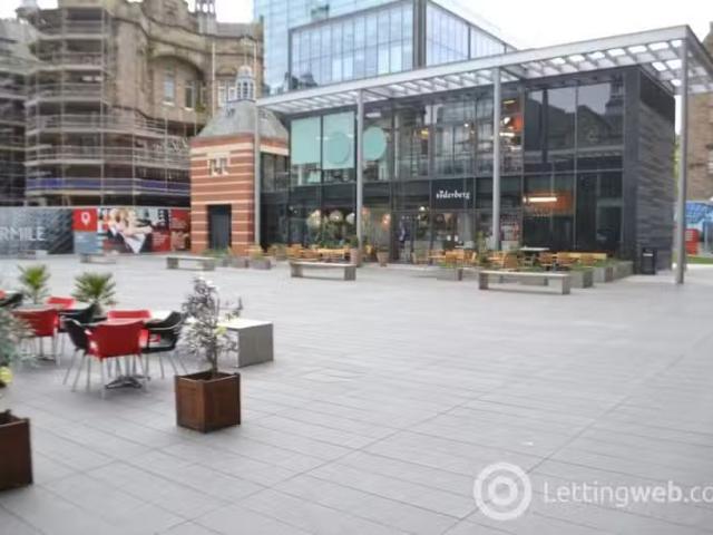 Cozy Property to rent in Simpson Loan Parking,, Edinburgh, EH.