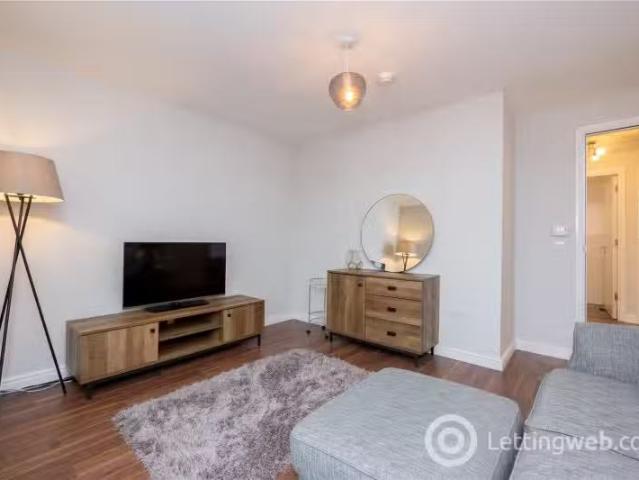 Nice Property to rent in Torwood Crescent, Edinburgh, EH12