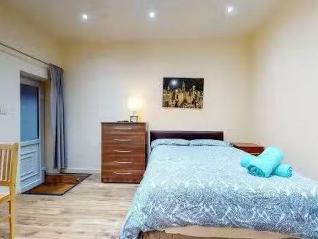 Deal! Room to rent in Chatsworth Road, London, Greater London.