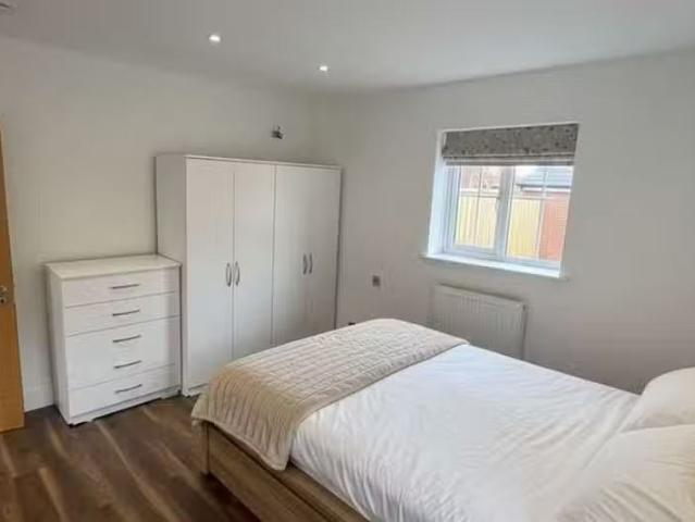 Deal! Room to rent in Cleveland Gardens, London