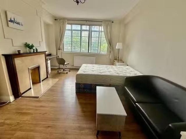 Charming Room to rent in Swiss Cottage, London