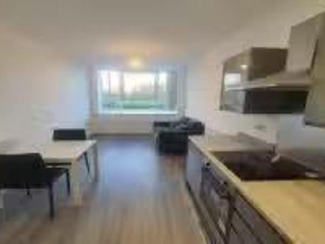 Rental! Studio apartment for rent in The Card House, Bingley R.