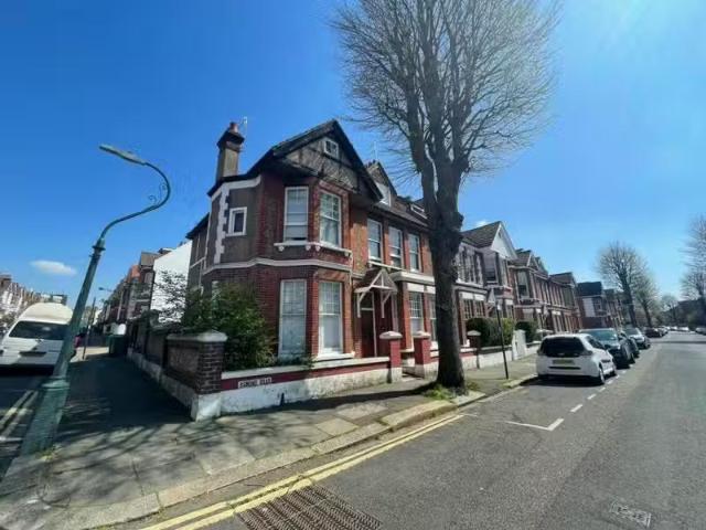 Just in! Studio flat for rent in Osmond Road, Hove, East Susin.
