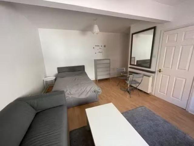 Just in! Studio flat for rent in Filbert Street East, Leiceste.