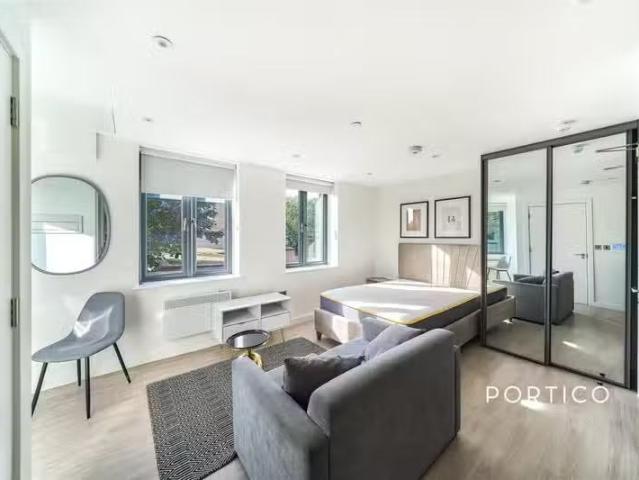 Charming Studio flat for rent in Romford Road, London, E15