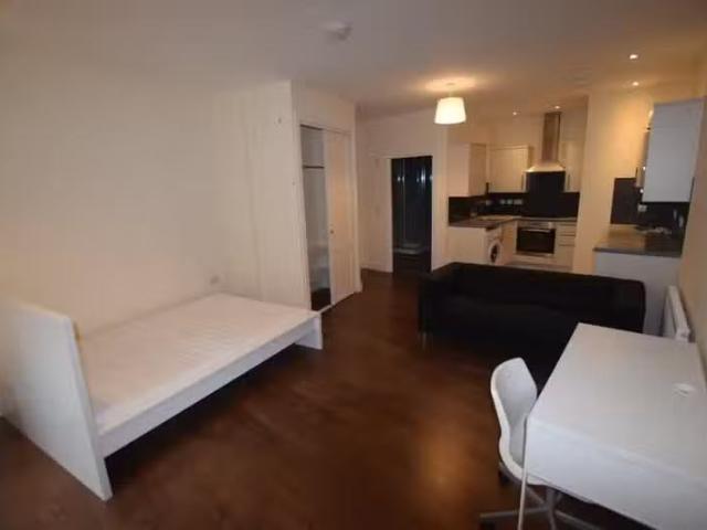 Rental! Studio flat for rent in St Peter's Road, Bournemouth.