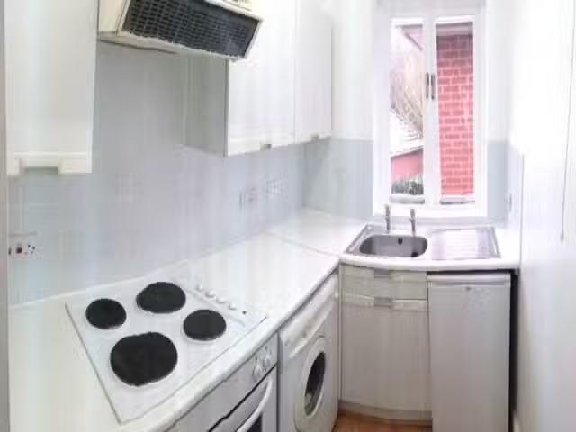 Cozy Studio flat for rent in Walsingham Close, Hatfield, Hertf.