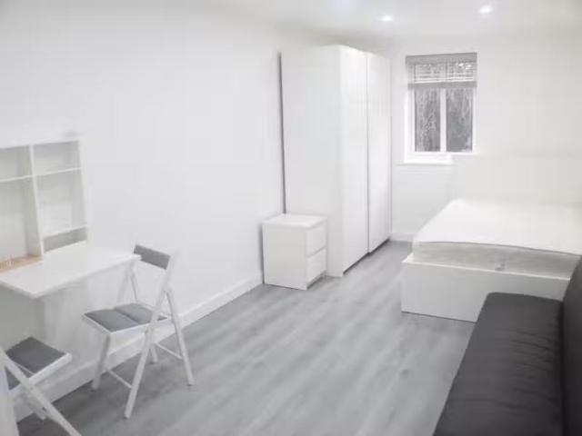 For Rent! Studio flat for rent in Walsingham Close, Hatfield.