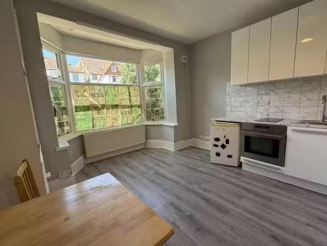 Charming Studio flat to rent in Leeside Crescent