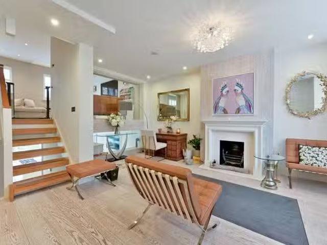 Nice Terraced house to rent in Chapman Square, Wimbledon Commo.
