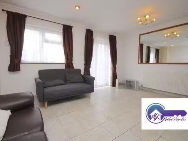 Cheap Terraced house to rent in Oakview Gardens, London N2
