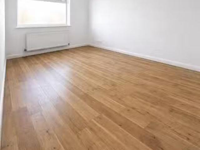 New 1 BA 3 bedroom maisonette for rent in Kings Court, London.