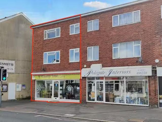 Nice 1 BA 3 bedroom maisonette for rent in High Street, Polega.