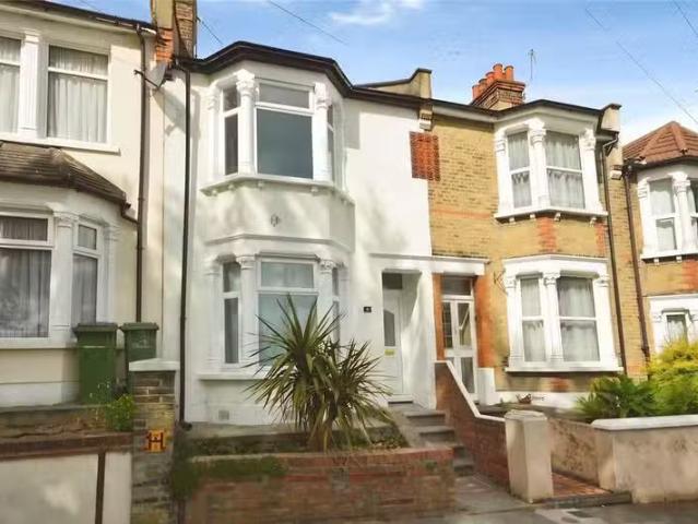Cheap 1 BA 3 bedroom Mid Terrace House to rent, Shieldhall Str.
