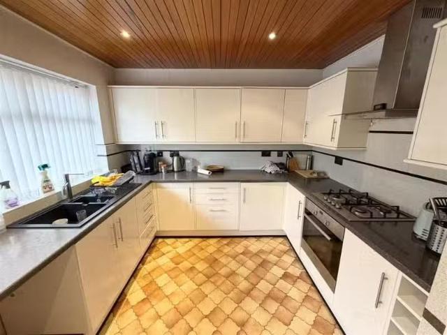 Nice 1 BA 3 bedroom detached bungalow for rent in Fairlawn Clo.