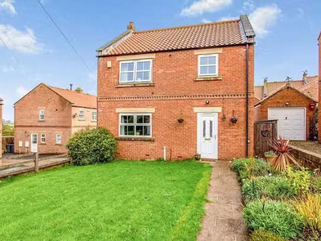 Cozy 1 BA 3 bedroom detached house for rent in Goodwood Close.