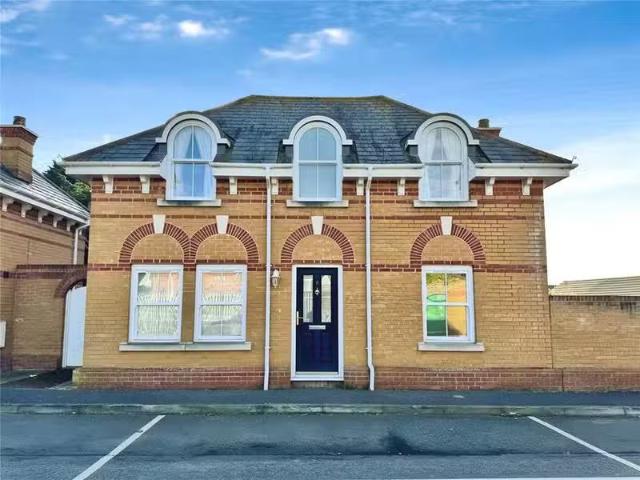 Rental! 1 BA 3 bedroom Detached House to rent, Station Drive.