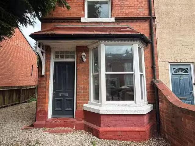 Just in! 1 BA 3 bedroom end of terrace house for rent in Green.