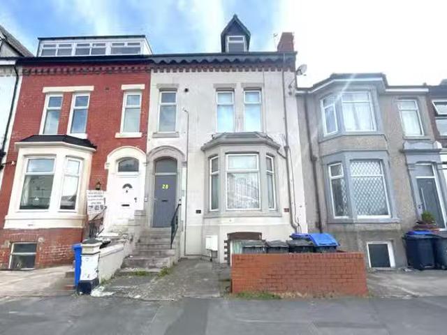 Just in! 1 BA 3 bedroom flat for rent in 28 Regent Road, Black.