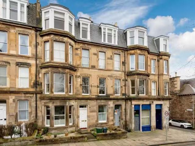 For Rent! 1 BA 3 bedroom flat for rent in Colinton Road, Colin.